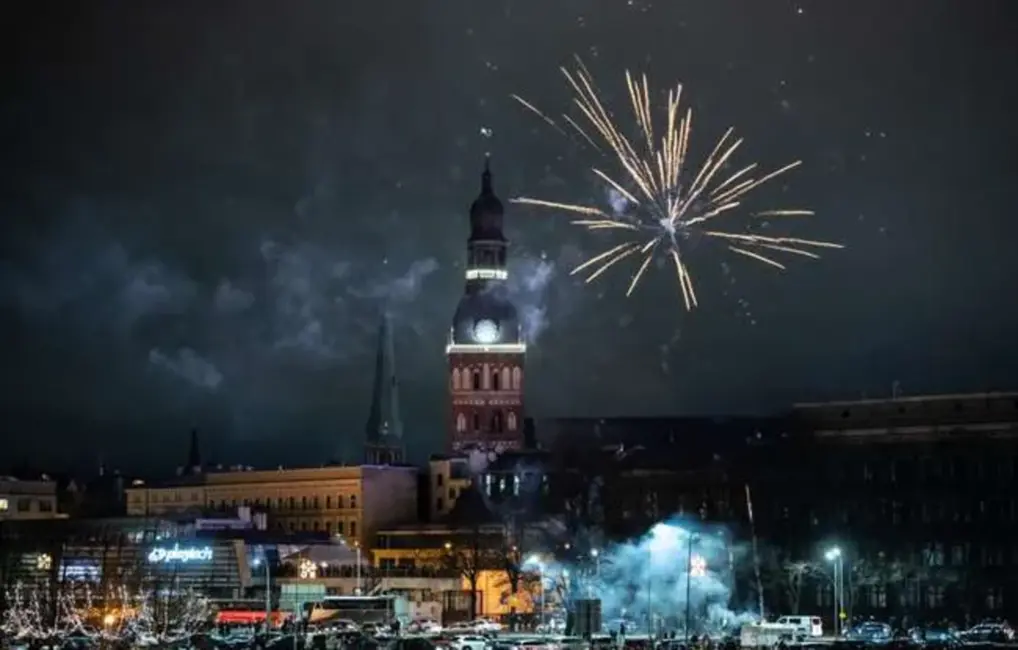 Rīgas dome aizliedz uguņošanu pēc Maskavas laika, izraisot asiņainas ...
